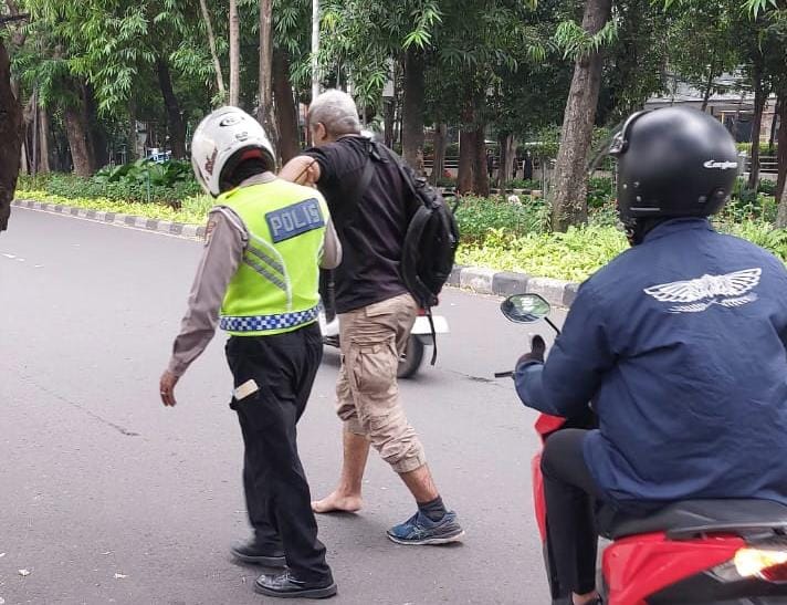 Ipda Faisal Ali Akbar Melayani Korban Kecelakaan di Jl. Prof. Muh Yamin ...